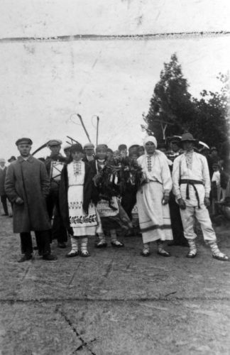 Grupa kobiet i mężczyzn w strojach regionalnych z Wołynia | HISTORIA ...