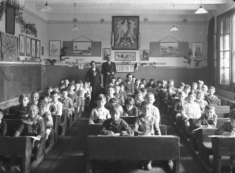 Ile nauczyciele zarabiali przed wojną? Płace, obowiązki i przywileje w ...