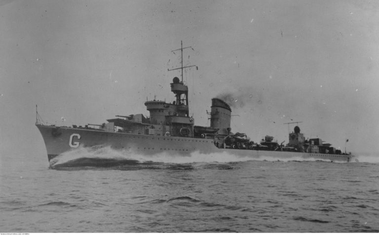 ORP Grom, okręt wiodący typu, na przedwojennym zdjęciu. Zwraca uwagę ...