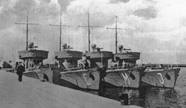 Polish minesweeper/minelayer ORP Jaskółka (Swallow) and Osa missile ...