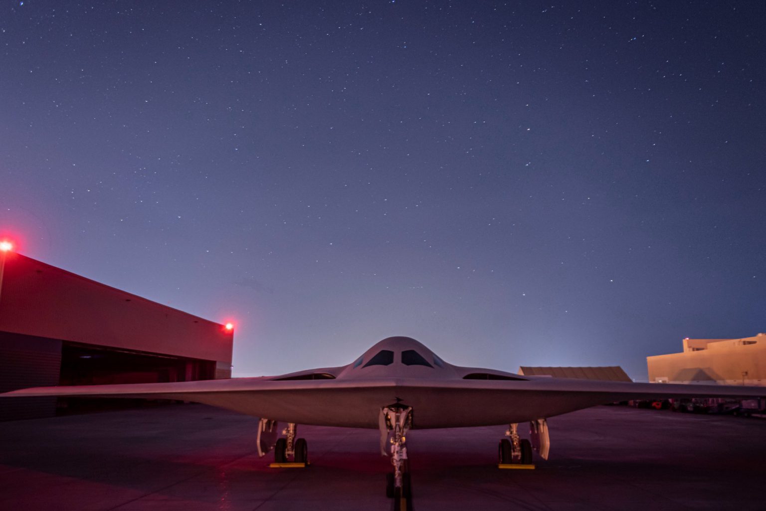 B-21 Raider. Nowy bombowiec USA wygląda jak kosmiczny spodek | HISTORIA ... B-21 Raider. Nowy bombowiec USA wygląda jak kosmiczny spodek | HISTORIA ...